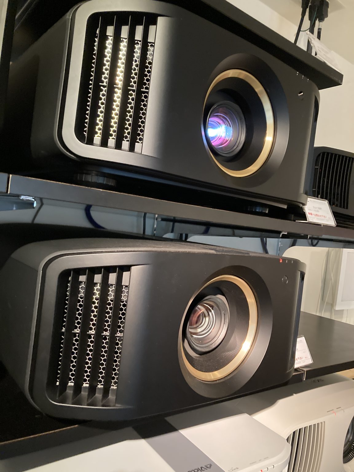 【梅田店】いよいよ常設展示 DLA-V80R。DLA-V70R、DLA-V50も！ – 株式会社アバック